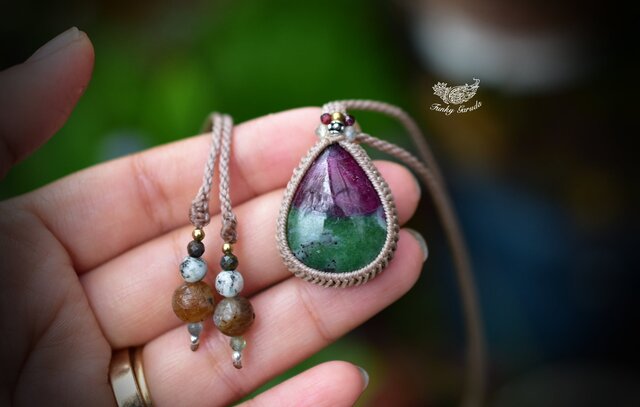 ディープな2色★ルビーインゾイサイト マクラメペンダント472 | iichi ハンドメイド・クラフト作品・手仕事品の通販