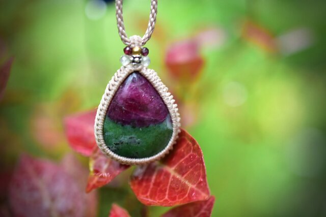 ディープな2色★ルビーインゾイサイト マクラメペンダント472 | iichi ハンドメイド・クラフト作品・手仕事品の通販