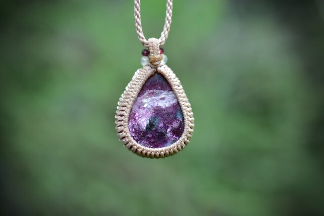 ディープな2色★ルビーインゾイサイト マクラメペンダント472 | iichi ハンドメイド・クラフト作品・手仕事品の通販