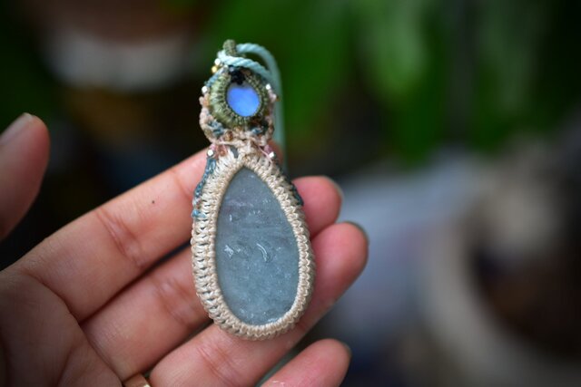 月と水★レインボームーンストーン アクアマリン マクラメペンダント475 | iichi 日々の暮らしを心地よくするハンドメイドやアンティークのマーケットプレイス