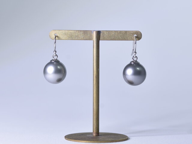 Black Butterfly Pearl Pt900 Round Hook pierce【B】 | iichi 日々の暮らしを心地よくするハンドメイドやアンティークのマーケットプレイス