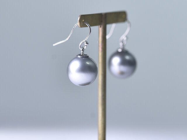 Black Butterfly Pearl Pt900 Round Hook pierce【B】 | iichi 日々の暮らしを心地よくするハンドメイドやアンティークのマーケットプレイス