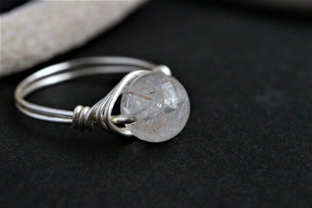 ホワイトスノー ルチルクォーツ Wire Ring | iichi 日々の暮らしを心地よくするハンドメイドやアンティークのマーケットプレイス