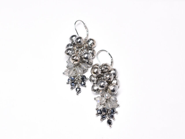 たわわな鈴とラブラドライトとテラヘルツの房ピアス(再販) | iichi ハンドメイド・クラフト作品・手仕事品の通販
