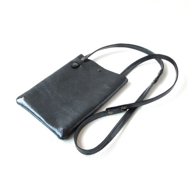 《牛革》2WAY～スリムサコッシュ・エナメルシュリンク・メタリックネイビー・025 | iichi ハンドメイド・クラフト作品・手仕事品の通販