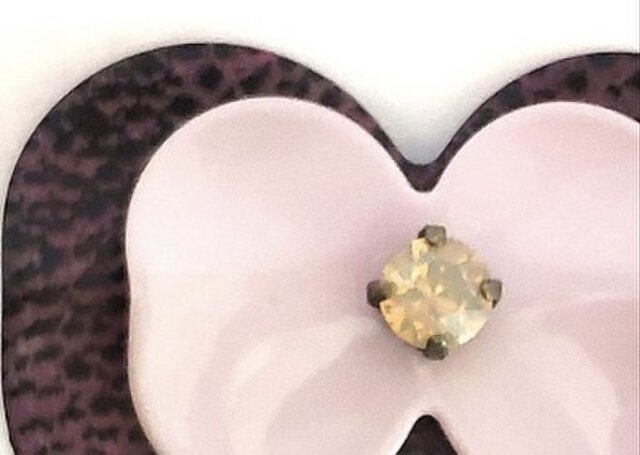 【イタリア製 丸いリボン お洒落な ブローチ】オーストリア製 swarovski | iichi ハンドメイド・クラフト作品・手仕事品の通販