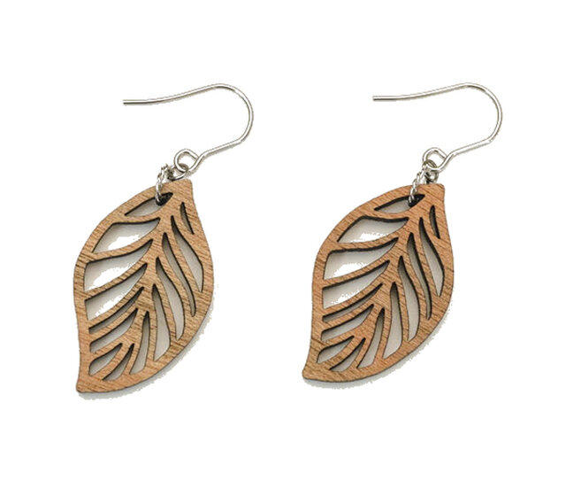 【木tch】クルミの木・ピアス（ハング）foxtrot / フォックストロット | iichi ハンドメイド・クラフト作品・手仕事品の通販