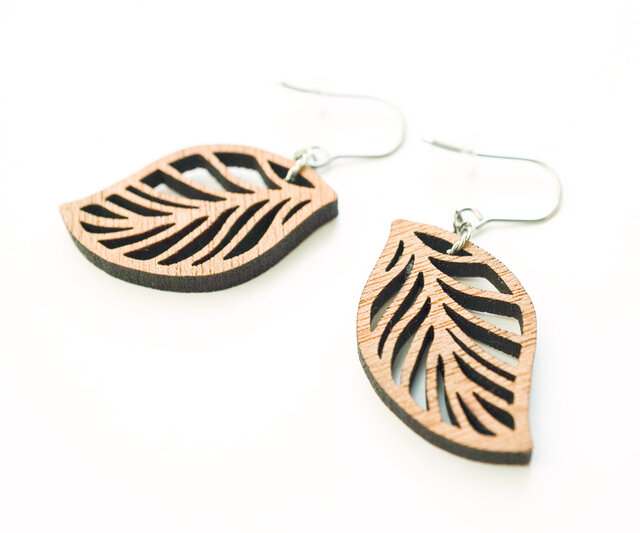 【木tch】クルミの木・ピアス（ハング）foxtrot / フォックストロット | iichi ハンドメイド・クラフト作品・手仕事品の通販