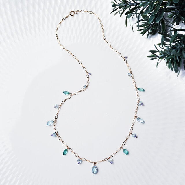 ☆フリーサイズ★青い宝石による45cmステーションビブネックレス ～Coral reef | iichi ハンドメイド・クラフト作品・手仕事品の通販