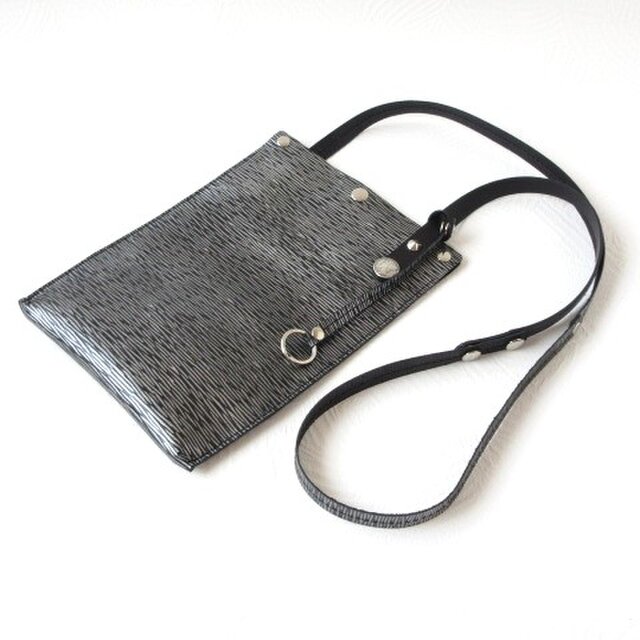 《牛革》2WAY～ミニサコッシュ・フラットタイプ・062 | iichi ハンドメイド・クラフト作品・手仕事品の通販