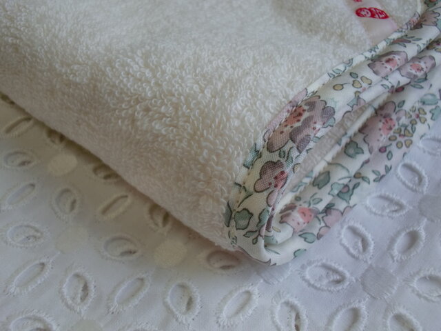 PURE*Organicタオルハンカチ*リバティ フェリシテ あずきミルク系 花柄 Felicite | iichi ハンドメイド・クラフト作品・手仕事品の通販