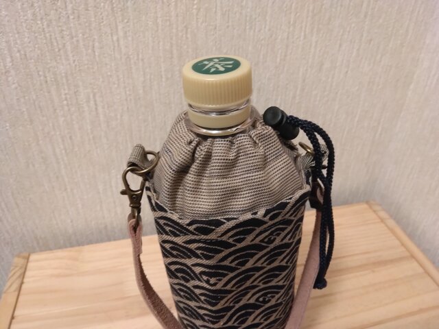 保温保冷 ペットボトルカバー 青海波 | iichi 日々の暮らしを心地よくするハンドメイドやアンティークのマーケットプレイス