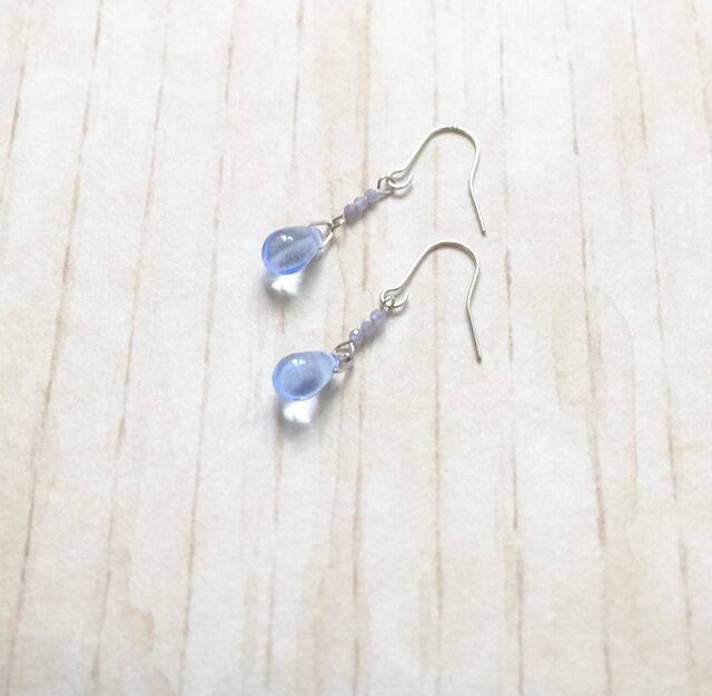 d69-S75【12月の誕生石タンザナイト】と【アリスブルー】のアレンジピアス (パーツ変更可能) | iichi 日々の暮らしを心地よくするハンドメイドやアンティークのマーケットプレイス