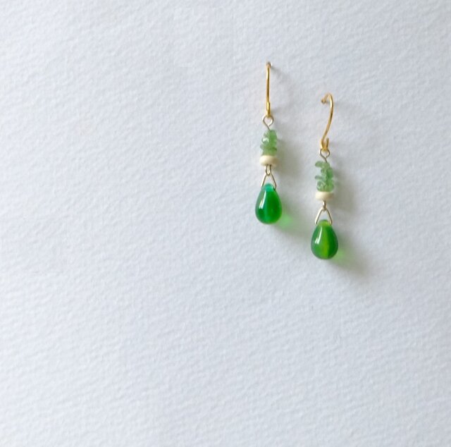 d47-G75 天然石ツァボライトと【グラスグリーン】のアレンジピアス (パーツ変更可能) | iichi ハンドメイド・クラフト作品・手仕事品の通販
