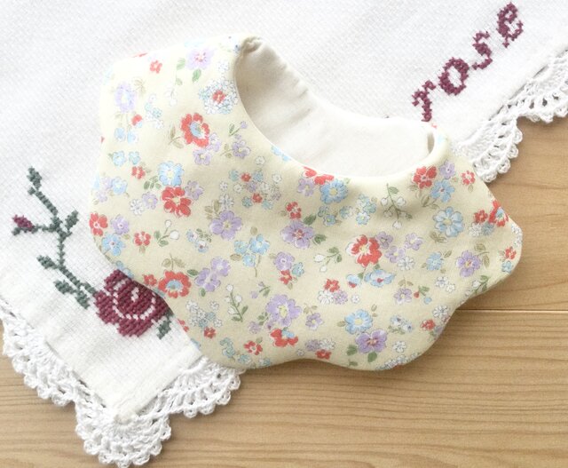 オーガニック♪ナチュラル花柄♪ふわふわやわらかスタイ | iichi 日々の暮らしを心地よくするハンドメイドやアンティークのマーケットプレイス