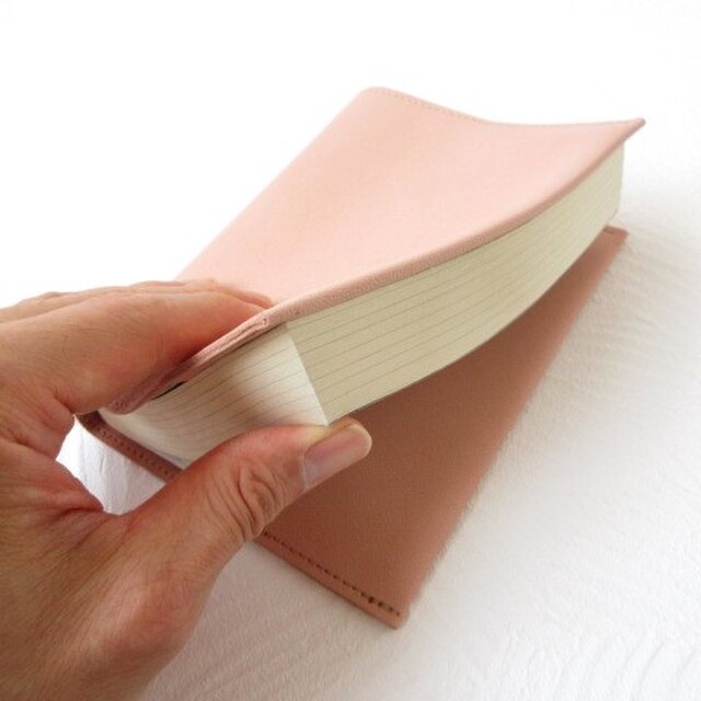 カーフスキン・文庫本サイズ・サーモンピンク・マイクロシュリンク・一枚革のブックカバー0676 | iichi ハンドメイド・クラフト作品・手仕事品の通販