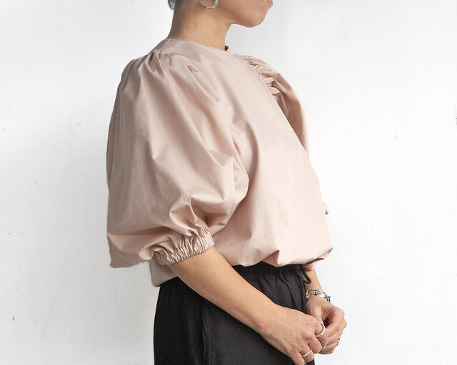 バルーンスリーブブラウス 高密度コットン100％（ピンクベージュ） | iichi 日々の暮らしを心地よくするハンドメイドやアンティークの ...