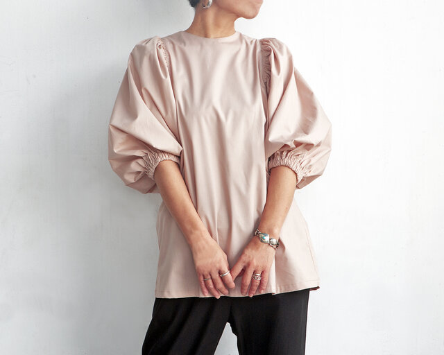 バルーンスリーブブラウス 高密度コットン100％（ピンクベージュ） | iichi 日々の暮らしを心地よくするハンドメイドやアンティークの ...