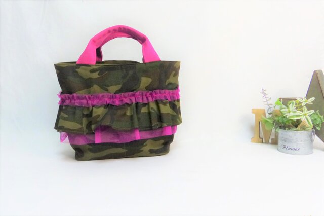 【50%off】迷彩フリルちょっと大きめトート pink | iichi 日々の暮らしを心地よくするハンドメイドやアンティークのマーケットプレイス