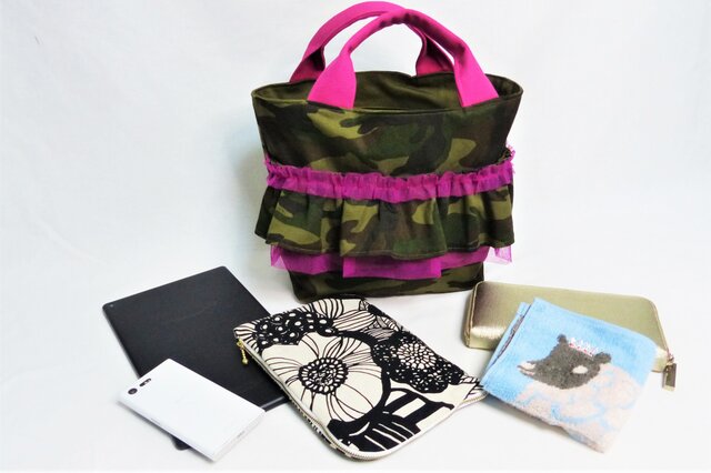 【50%off】迷彩フリルちょっと大きめトート pink | iichi 日々の暮らしを心地よくするハンドメイドやアンティークのマーケットプレイス