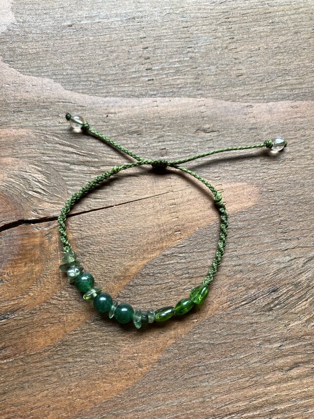 グリーン色の天然石とワックスコードブレスレット | iichi ハンドメイド・クラフト作品・手仕事品の通販