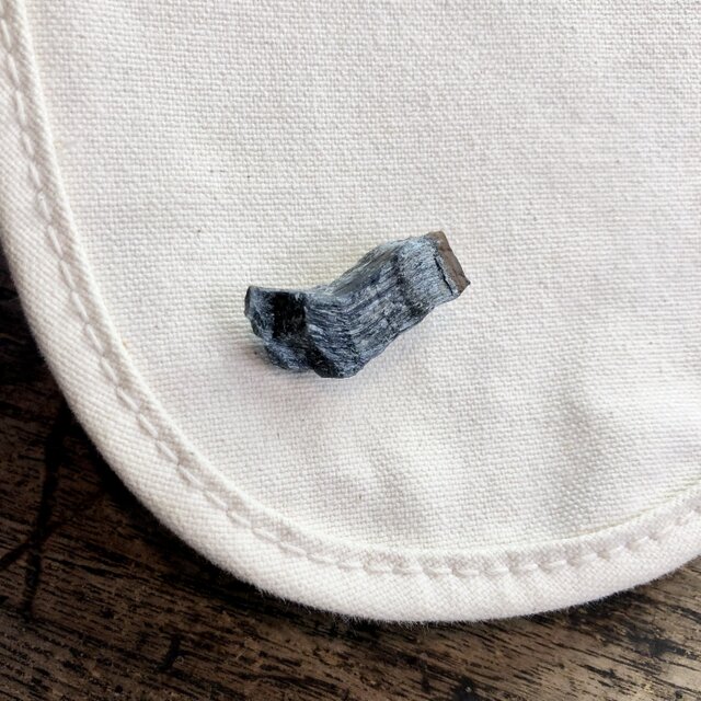 【一点もの】 ホークアイ ブローチ or 台座付き標本 鉱物 原石 天然石 アクセサリー パワーストーン (No.2172) | iichi ハンドメイド・クラフト作品・手仕事品の通販