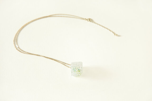 【イギリス製】ハンドメイド フェルト入り キューブウォーブンガラス ネックレス large | iichi 日々の暮らしを心地よくするハンドメイドやアンティークのマーケットプレイス