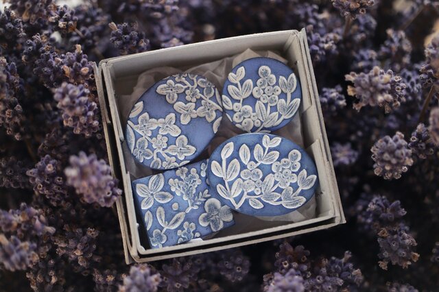 陶土の草花ブローチ : : : 1010（ヘアゴム変更可） | iichi ハンドメイド・クラフト作品・手仕事品の通販