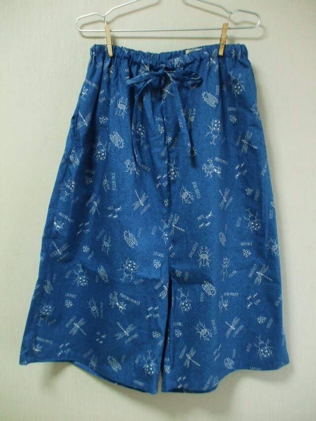 ややくすんだ青地×虫柄プリント ペンギンパンツ両脇ポケット付き 綿100％ M～LLサイズ | iichi ハンドメイド・クラフト作品・手仕事品の通販