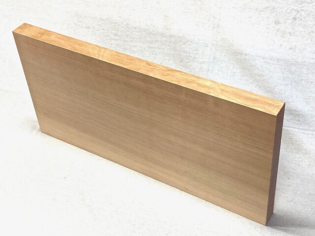 スプルース柾目一枚板のまな板 No.002 | iichi 日々の暮らしを心地よくするハンドメイドやアンティークのマーケットプレイス