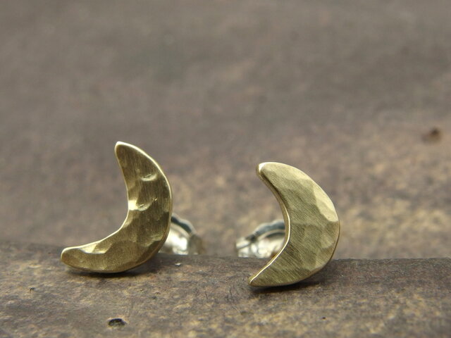 三日月ピアス 真鍮 【brass】 両耳用2つセット | iichi 日々の暮らしを心地よくするハンドメイドやアンティークのマーケットプレイス