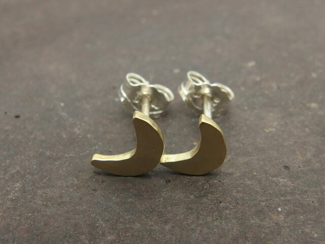 三日月ピアス 真鍮 【brass】 両耳用2つセット | iichi 日々の暮らしを心地よくするハンドメイドやアンティークのマーケットプレイス