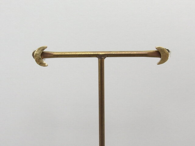 三日月ピアス 真鍮 【brass】 両耳用2つセット | iichi 日々の暮らしを心地よくするハンドメイドやアンティークのマーケットプレイス
