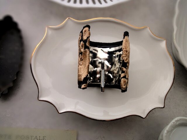 刺繡リボンのポニーフック カーブデザイン 黒地に黄金色の植物柄 | iichi 日々の暮らしを心地よくするハンドメイドやアンティークのマーケットプレイス