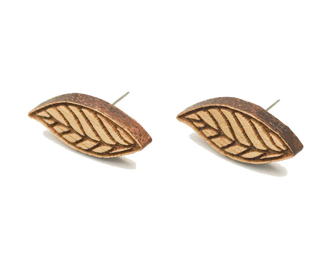 【木tch】クルミの木・ピアス（ミニ）foxtrot / フォックストロット | iichi 日々の暮らしを心地よくするハンドメイドやアンティークのマーケットプレイス