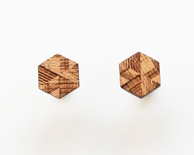【木tch】クルミの木・ピアス（ミニ）honeycomb / ハニカム | iichi ハンドメイド・クラフト作品・手仕事品の通販