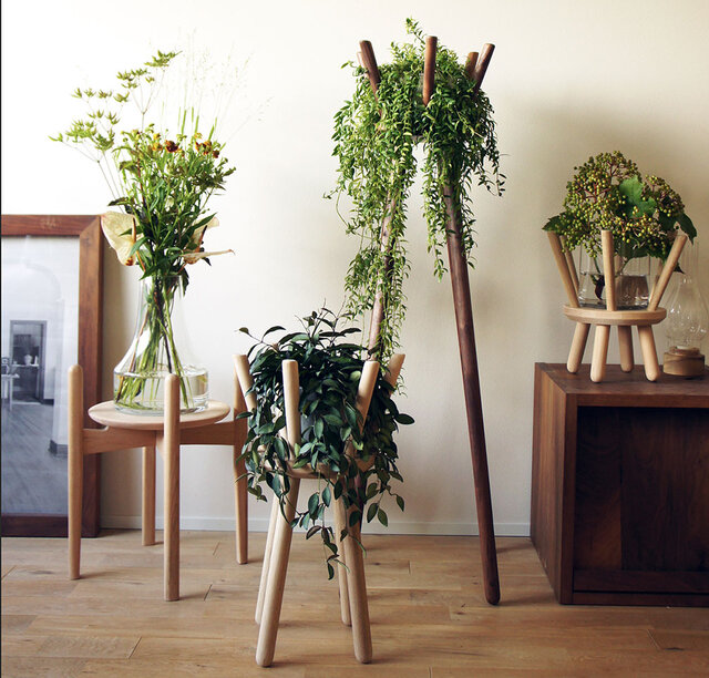Plant Stand ’float’ ウォールナット材 プランタースタンド フラワースタンド 花台 | iichi 日々の暮らしを心地よくするハンドメイドやアンティークのマーケットプレイス