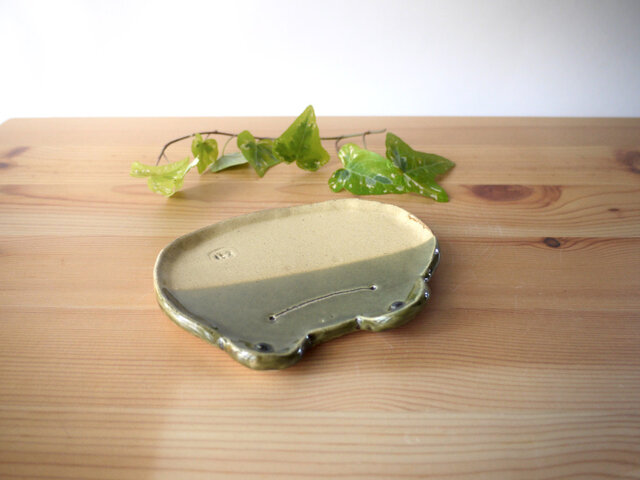 カエルさんの平皿07（やや小ぶり） | iichi 日々の暮らしを心地よくするハンドメイドやアンティークのマーケットプレイス