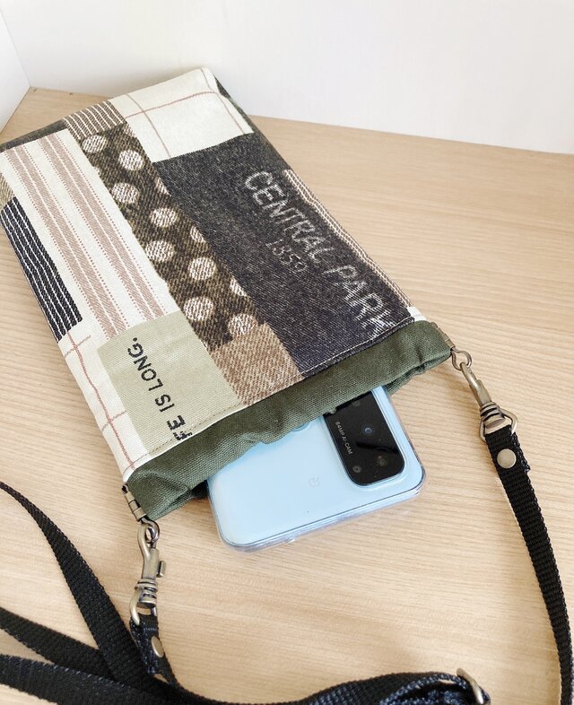 スマホショルダーバッグ・ばね口金タイプ（パッチワーク調・グリーン） | iichi ハンドメイド・クラフト作品・手仕事品の通販