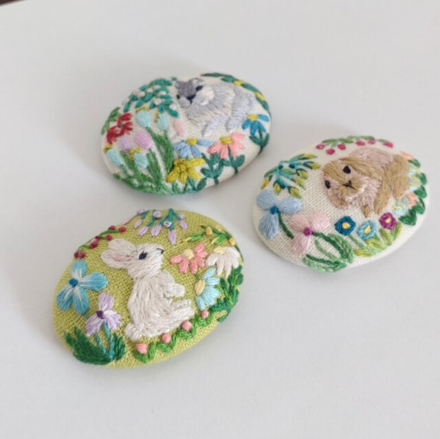 うさぎと草花の刺繍ブローチ(botanical）b-115 | iichi ハンドメイド・クラフト作品・手仕事品の通販