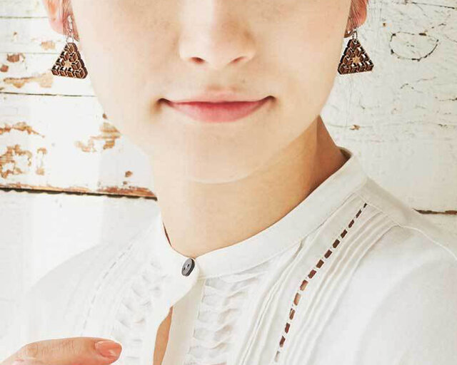 【木tch】クルミの木・イヤリング（ハング）三角形の構造体 | iichi 日々の暮らしを心地よくするハンドメイドやアンティークのマーケットプレイス