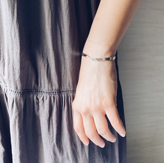 twist bangle 【silver925】 | iichi 日々の暮らしを心地よくするハンドメイドやアンティークのマーケットプレイス