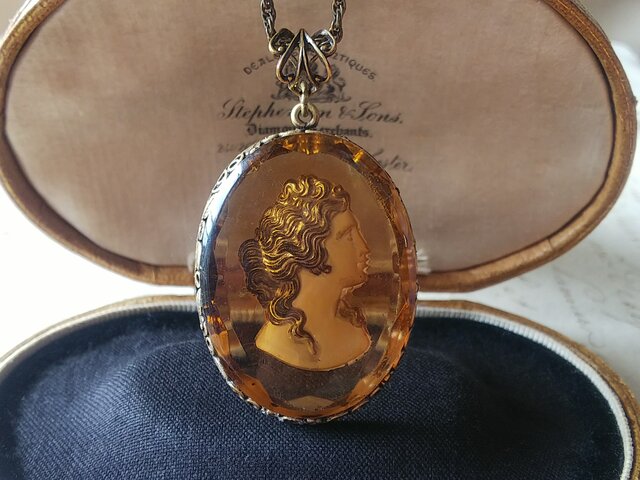 ヴィンテージ トパーズBrownグラデーション･Lady（40×30㎜）花葉ネックレス | iichi 日々の暮らしを心地よくするハンドメイドやアンティークのマーケットプレイス