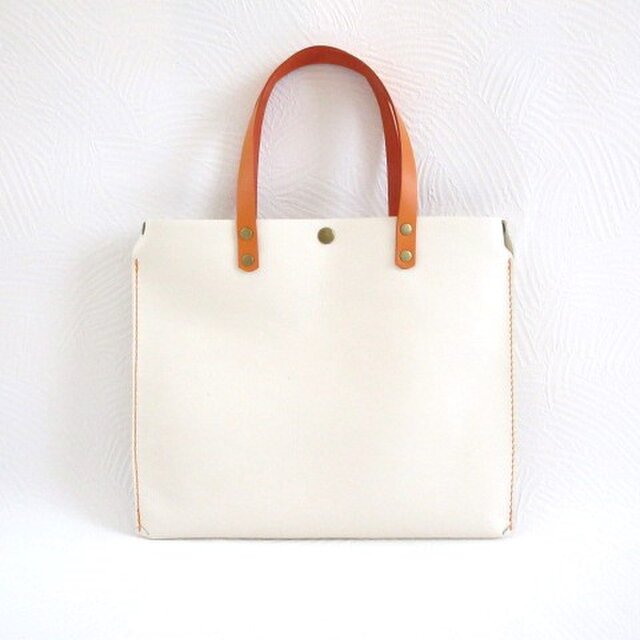 《牛革》B5対応フラットトート・ハンドステッチ・オフホワイト・ソフトレザー・0359 | iichi ハンドメイド・クラフト作品・手仕事品の通販