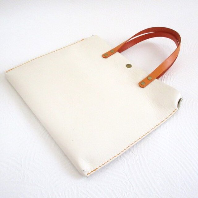 《牛革》B5対応フラットトート・ハンドステッチ・オフホワイト・ソフトレザー・0359 | iichi ハンドメイド・クラフト作品・手仕事品の通販