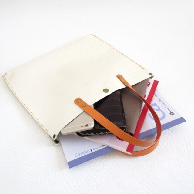 《牛革》B5対応フラットトート・ハンドステッチ・オフホワイト・ソフトレザー・0359 | iichi ハンドメイド・クラフト作品・手仕事品の通販