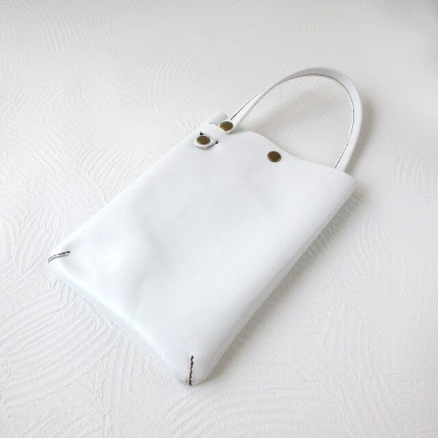 《牛革》2WAY～スリムサコッシュ・ホワイト・ソフトスムースレザー・016 | iichi ハンドメイド・クラフト作品・手仕事品の通販