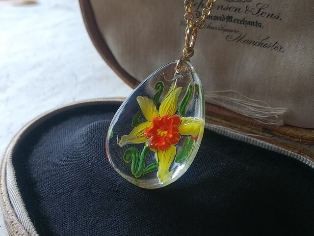 ヴィンテージ Cランク・カトレア（約35×25㎜）Clear/Orange/Yellow ネックレス | iichi ハンドメイド・クラフト作品・手仕事品の通販