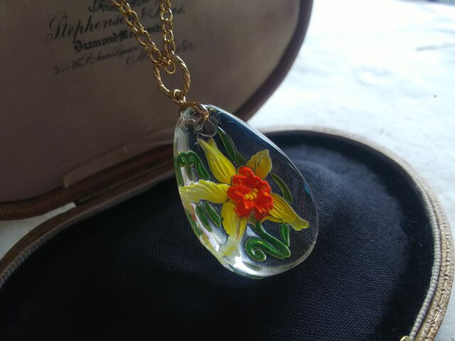 ヴィンテージ Cランク・カトレア（約35×25㎜）Clear/Orange/Yellow ネックレス | iichi ハンドメイド・クラフト作品・手仕事品の通販