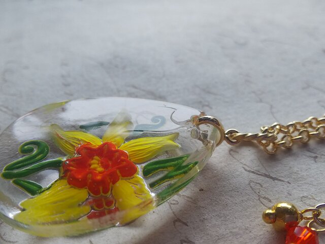 ヴィンテージ Cランク・カトレア（約35×25㎜）Clear/Orange/Yellow ネックレス | iichi ハンドメイド・クラフト作品・手仕事品の通販